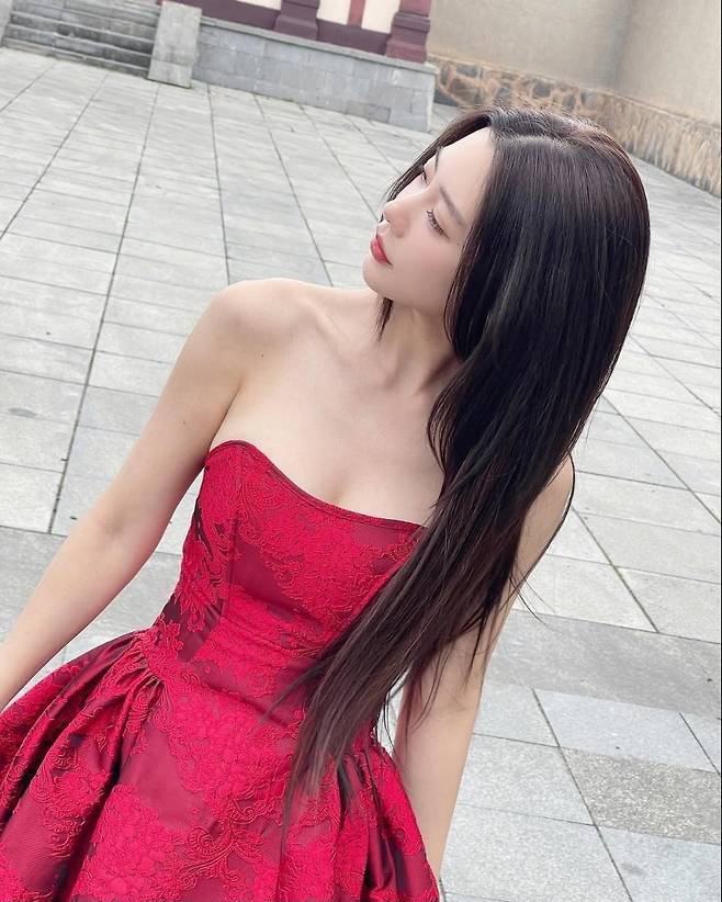 클라라 꽃처럼 날았다 비현실 마네킹 미모 개미허리 뽐낸 튜브탑 미니드레스룩 뷰티는 내운명