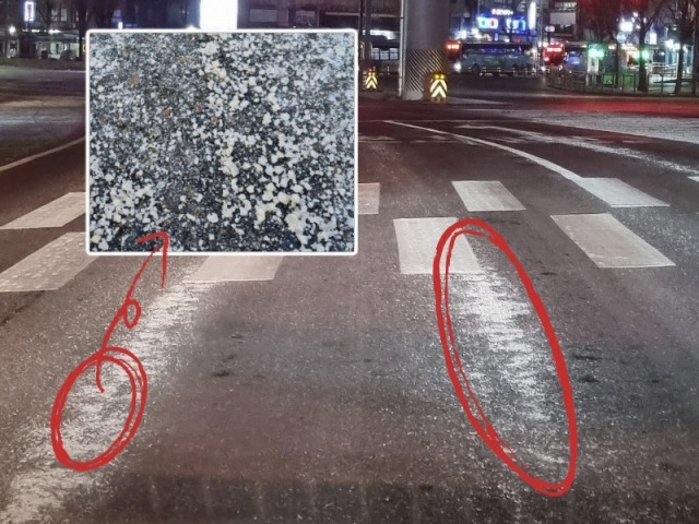 집앞 눈 치우기도 귀찮아” 냅다 ‘흰 알갱이 와르르골목길마다 ‘소금밭인 줄 지구 뭐래