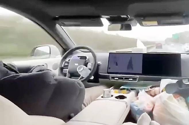 고속도로에서 뭐하는 짓 운전 중 숙면한 차주 네티즌 비난 폭발 뉴오토포스트