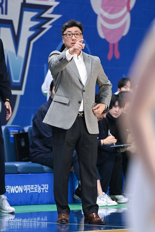 경기 후 김도완 하나은행 감독 기대해주신 분들에게 죄송하다” 위성우 우리은행 감독 플레이오프를 잘 준비하겠다”