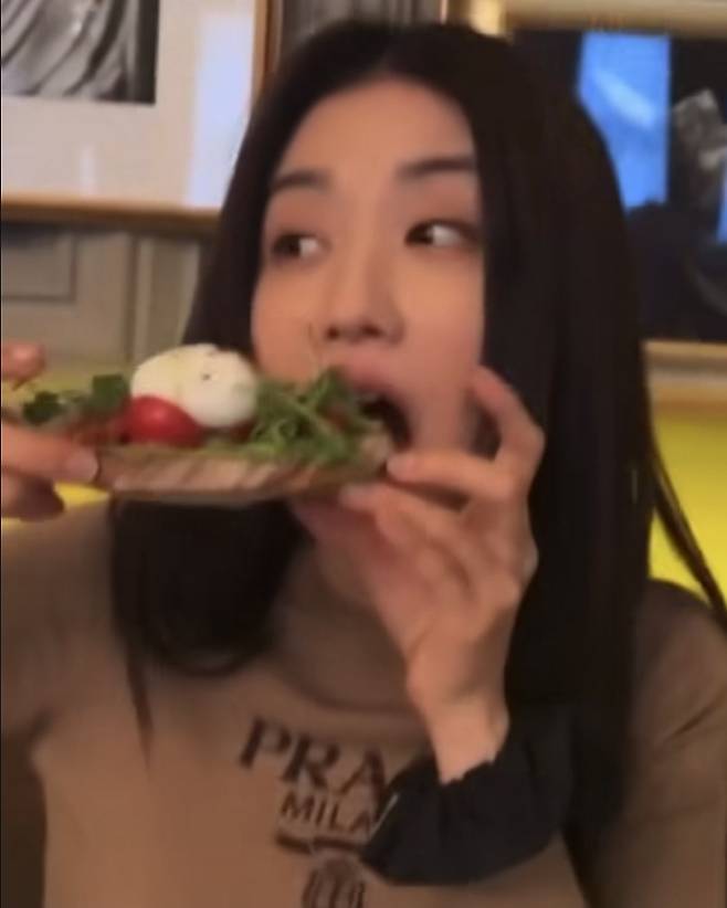 박하선 버버리 잊은 프라다룩 런던 중심가 시선강탈 금장 코트룩 뷰티는 내운명