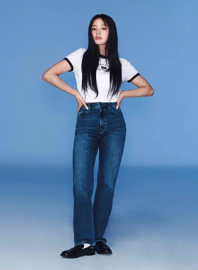 뉴진스 민지· 하니·다니엘·해린·혜인 청바지부터 청청까지 무한변주 데님핏 패션엔