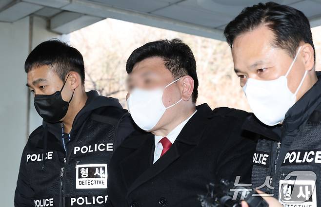 경찰서·中 대사관 난입 캡틴 아메리카 영장심사영어로 욕설종합