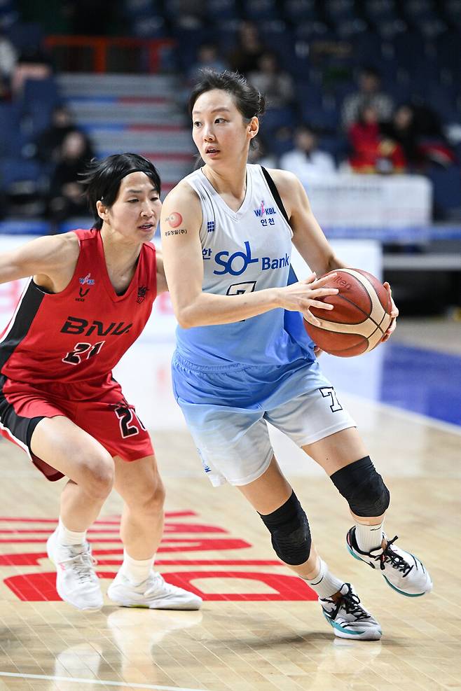 [BK 리뷰] '선수 고른 활약' 신한은행, BNK 상대 시즌 첫승... '유종의 미'