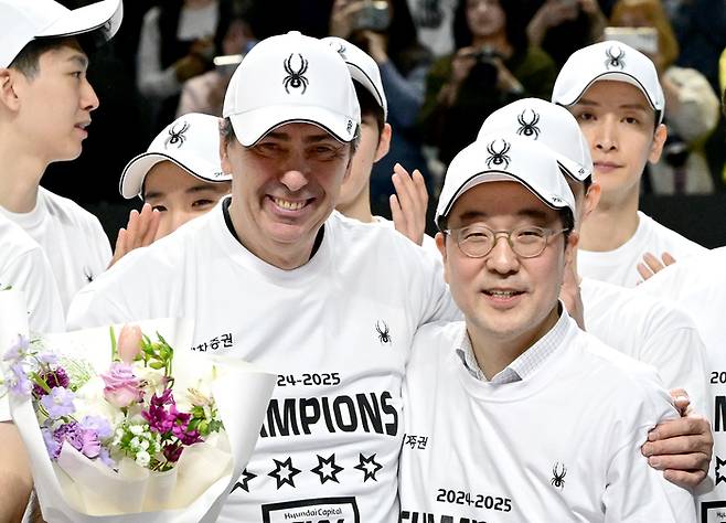현대캐피탈을 ‘최단기간 1위로 이끈 블랑 감독 가장 중요했던 순간은 컵대회 우승” 스경x현장