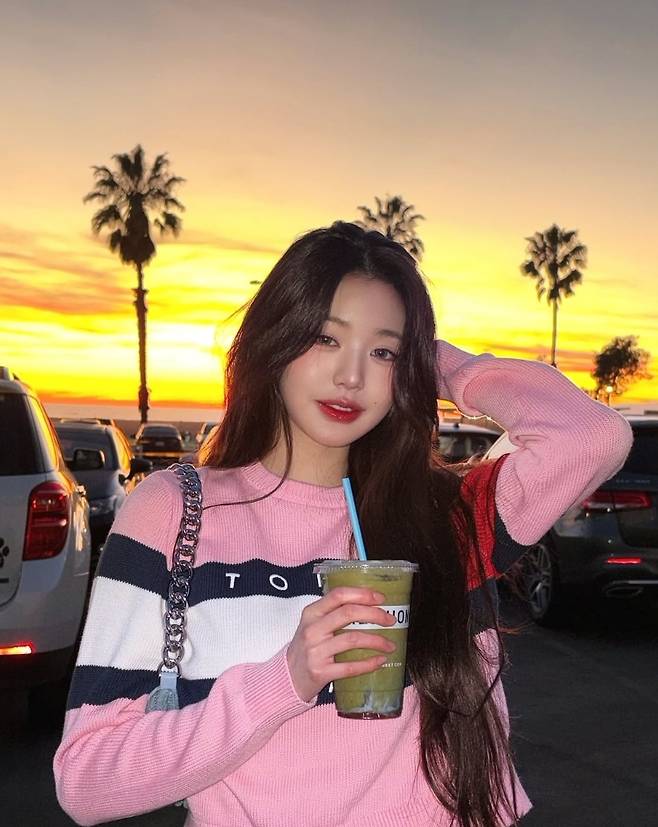 장원영 휴가에 노을이 딱 핑크 셀렉 타미걸 석양에 물든 러블리 청순 니트룩 뷰티는 내운명