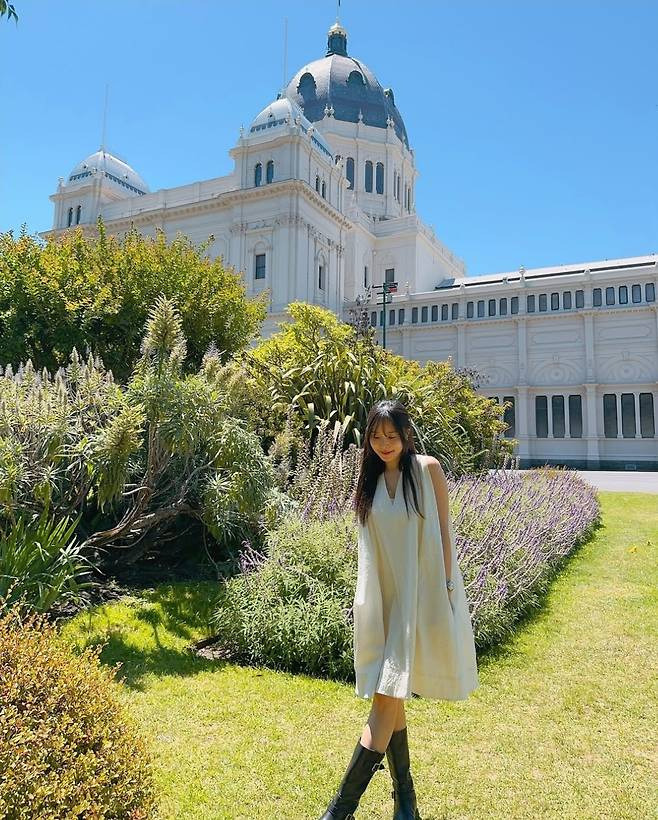 이솔이 정반대 계절 즐기는 중 여리여리 민소매 원피스로 여름 감성 여행룩 스타와 라이프