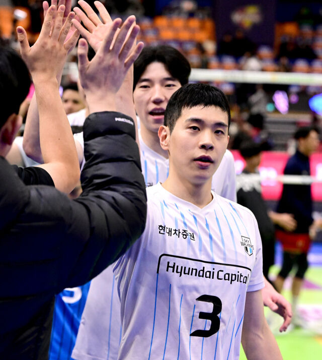 항공→삼성→우카→kb→현캐 4년 연속 트레이드 대상자였는데33살 저니맨 대반전 1위 팀 복덩이 세터로 우뚝 서다