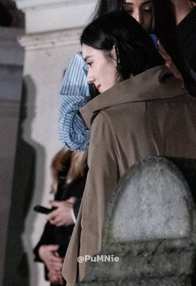 탕웨이 만난 정은채 오늘자 버버리 패션쇼 근황 뷰티패션따라와