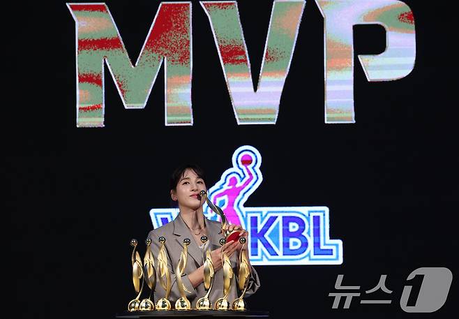 여자농구 '8관왕' 우리은행 김단비, 6R MVP 선정…시즌 네 번째 수상