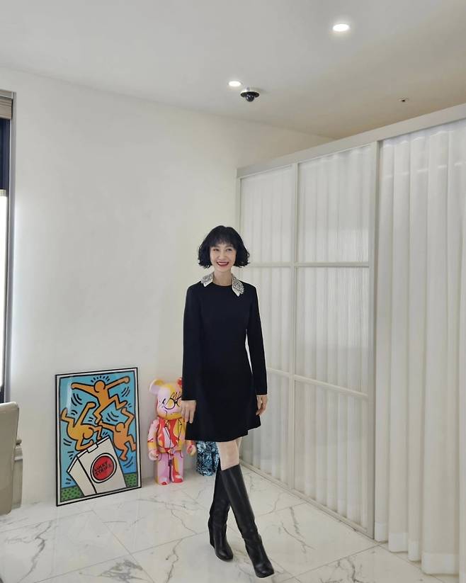 채시라 블랙은 늘 옳다 56세 믿기지 않는 고전美 품격의 원피스룩 뷰티는 내운명