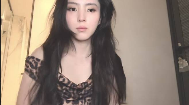 한소희 아슬아슬한 원숄더 백옥 피부x레오파드 치명적 조합으로 시선 강탈 스타와 라이프