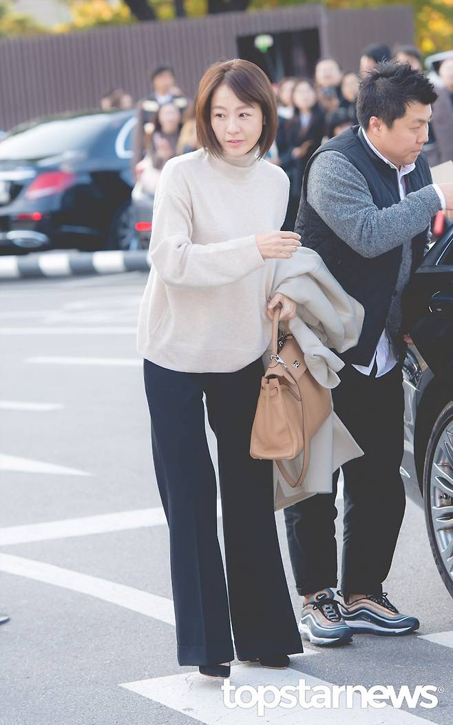 이미연 복귀했다 홀연히 또 종적을 감춘 53세 여배우의 레전드 하객룩 투데이 셀럽패션