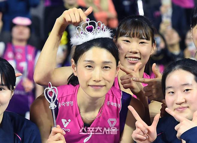 우승에 한 걸음 더 다가선 김연경 공주 왕관 쓰던 날