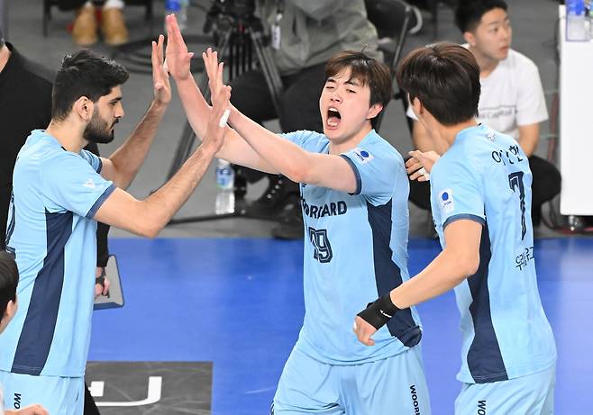 5세트 4 9를 뒤집었다 알리 22득점→박준혁 8블록 우리카드 1위 확정 현대 잡고 봄배구 실낱 희망 천안리뷰