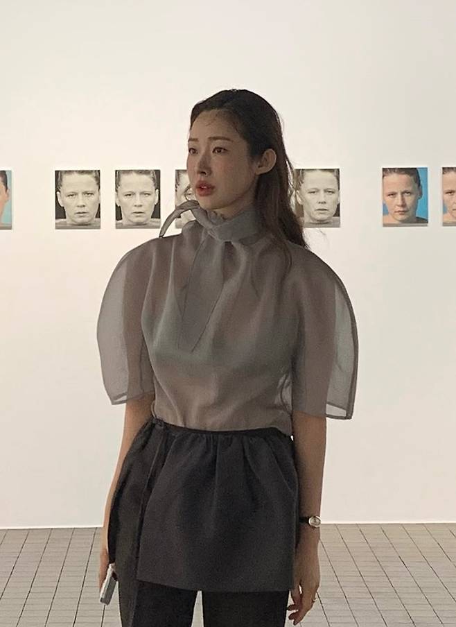 차정원 시스루 하나만 달랑 2월 찬바람에도 직진 속살 비치는 나들이룩 패션엔