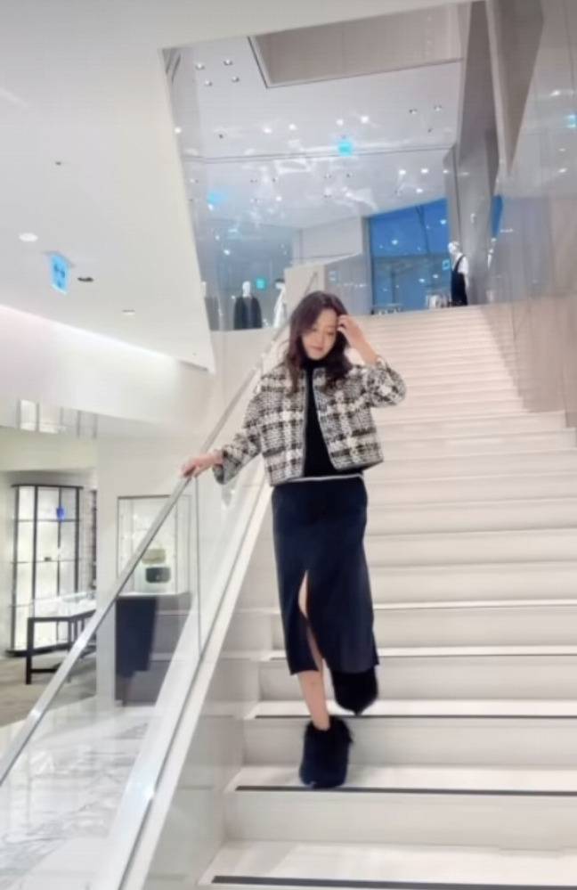 네일샵에서도 감출 수 없는 아우라 트위드 재킷에 퍼 부츠까지 세련된 여배우 일상룩 스타와 패션