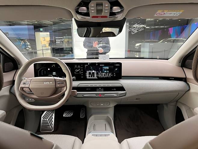 "실내가 K5 만큼 넓어" 기아 최초의 전기 세단 'EV4', 실내 제원 총정리 | M투데이