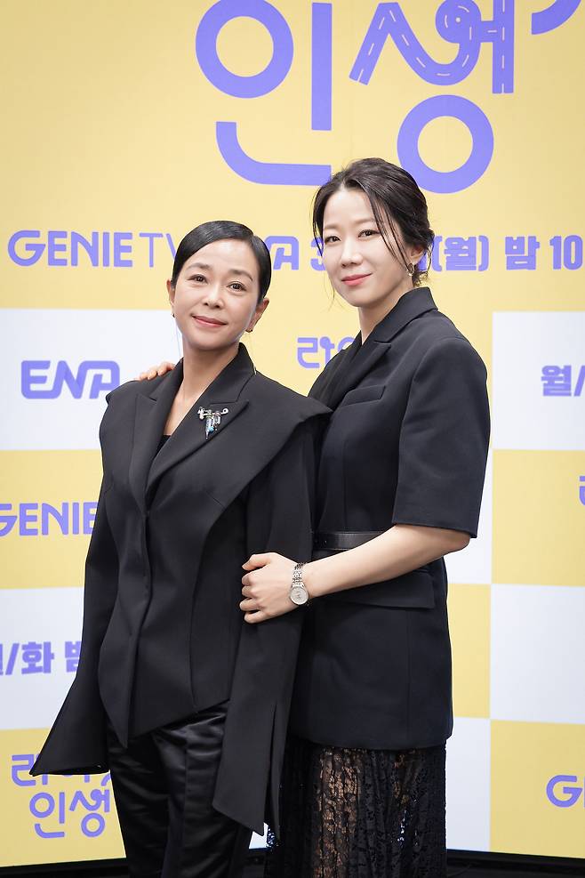 조민수 60세 맞아 하이힐에 직각어깨 놀랍다 품격 있는 파워우먼 슈트 셋업룩 뷰티는 내운명