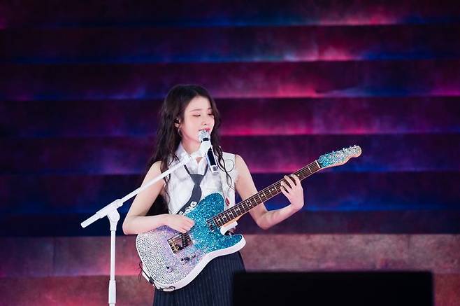 아일릿 마그네틱 日 레협 더블 플래티넘로제 플래티넘·아이유 골드