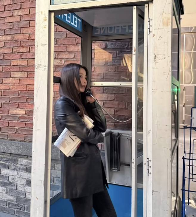 김희선 핸드폰 촬영 맞아 그냥 서있기만 해도 영화같은 90년대 미인 가죽 블레이저룩 뷰티는 내운명