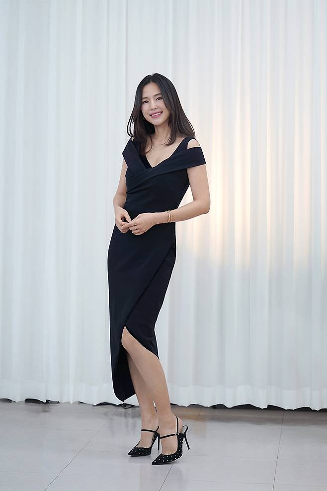 공현주 비율 美쳤네 애엄마 안 믿기는 8등신 실루엣 우아한 오프숄더 드레스룩 뷰티는 내운명