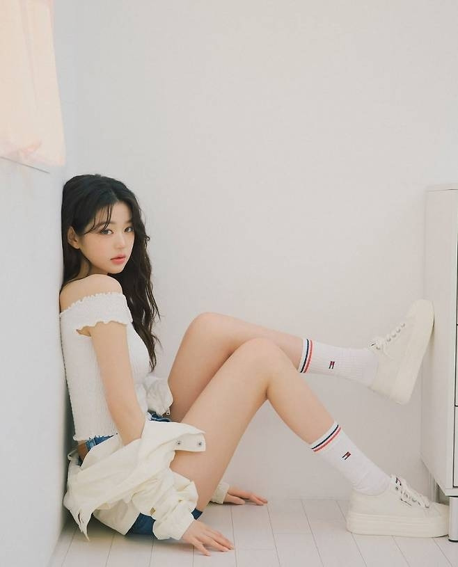 장원영 각도 따윈 의미없어 ‘173cm 45kg 실감나는 여신핏 데님 미니스커트룩