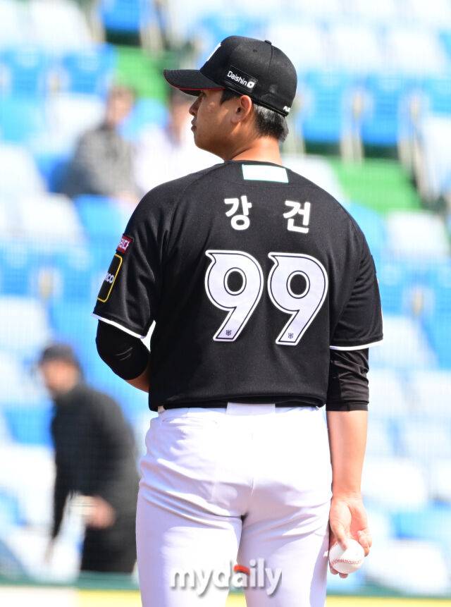 '157km K머신 vs 110순위의 기적+ SSG-KT 선발 라인업 발표…화이트 햄스트링 부상으로 귀국 예정 [MD오키나와]