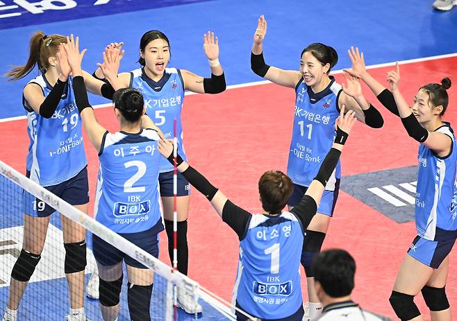 이렇게 1승이 어려웠나” 후반기 1승12패 최악의 부진 Ibk기업은행 페퍼저축은행에 3 0 셧아웃 승리로 ‘후반기 2승