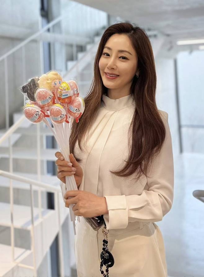 51세 나이에도 한남자와 25년째 연애중 탑여배우의 일상룩 발빠른패션뷰티