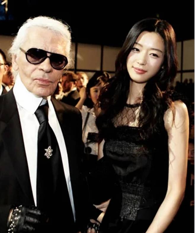 최초로 샤넬쇼 참석했던 여배우 전지현 43세에도 명품 브랜드 엠버서더로 모셔가는 클라스 투데이 셀럽패션