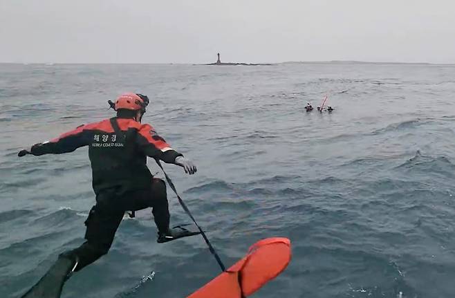 서귀포 해상서 조류에 밀려 표류하던 스쿠버다이버 5명 구조