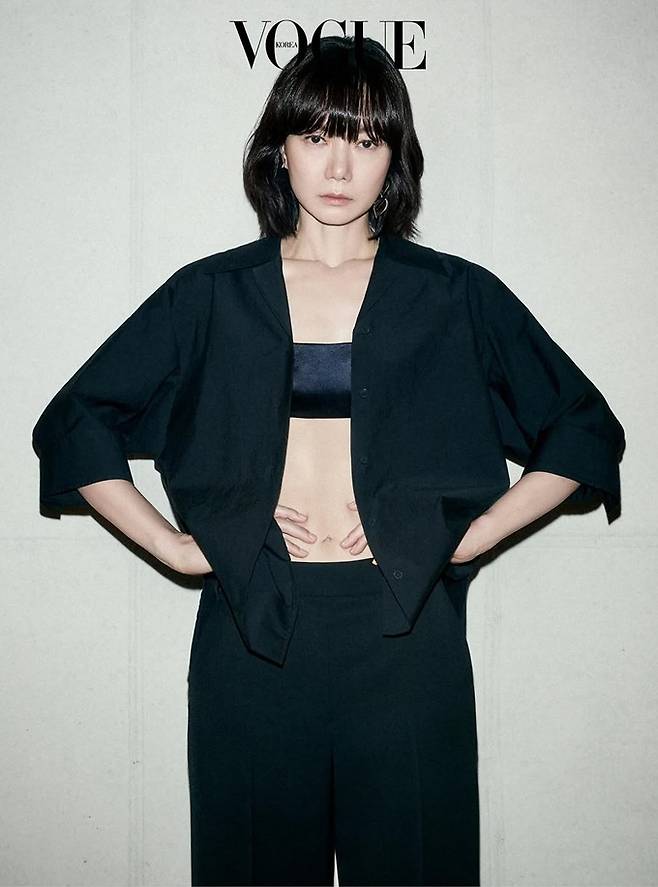 배두나 비교불가 미니멀 스타일 건축학적 실루엣의 절제된 시크미 스프링룩 패션엔