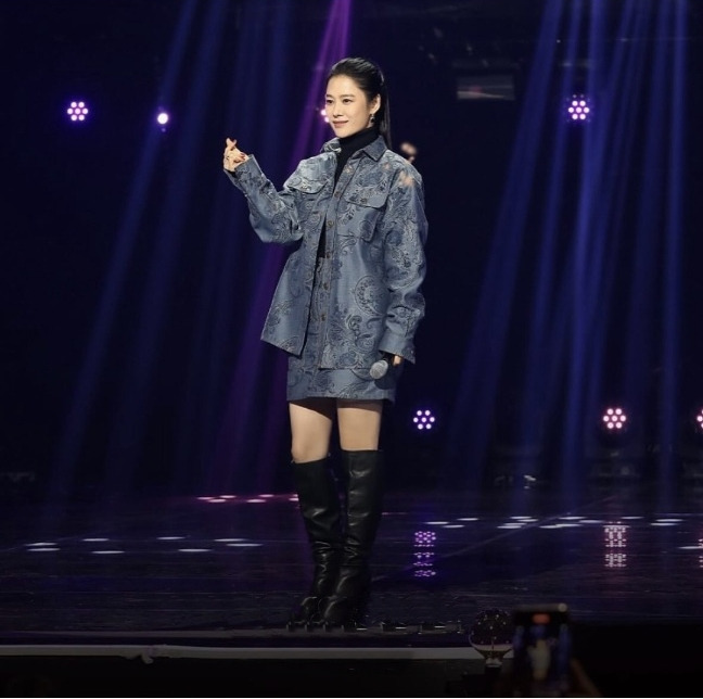 ‘국물이 끝내줘요로 전국구 스타 된 47세 여배우 167cm 비율이 빛난 데님 셋업룩 스타와 패션