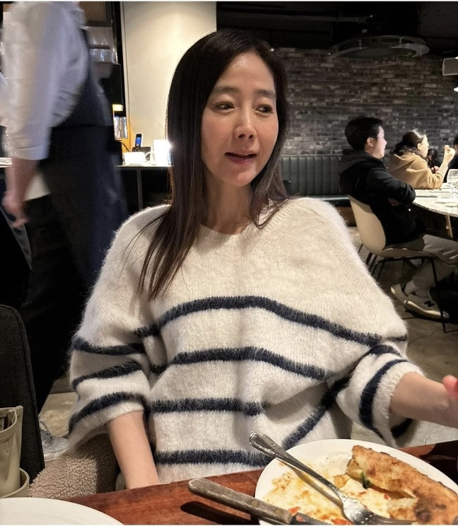 57세에도 40kg대 유지 시간이 멈춘 듯 긴 생머리와 변함없는 미모우아한 데일리룩 스타와 패션