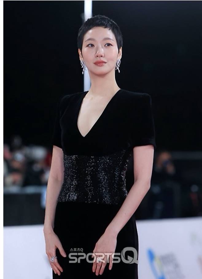 영화 비평가·감독들이 뽑은 ‘차세대 연기자 화제성 1위 여배우의 블랙 드레스 룩 스타와 패션