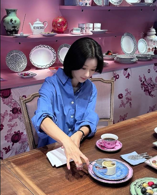동안 외모에 저음 목소리 콤플렉스가 의외의 매력이 된 여배우의 세련된 일상룩 스타와 패션