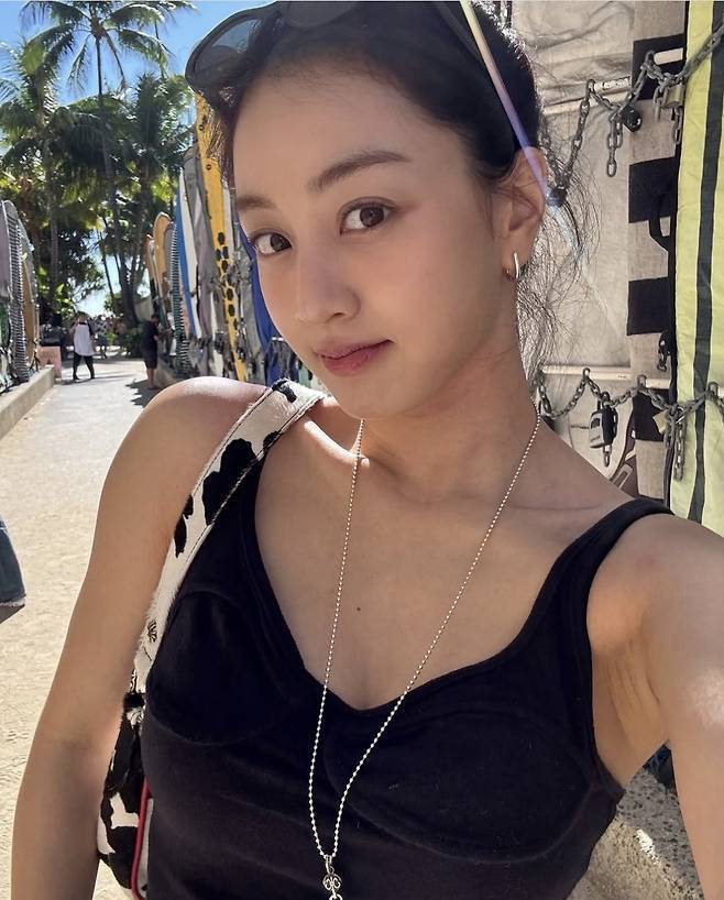 이게 쌩얼 맞아 하와이에서도 빛나는 여가수의 휴양지룩 스타와 패션
