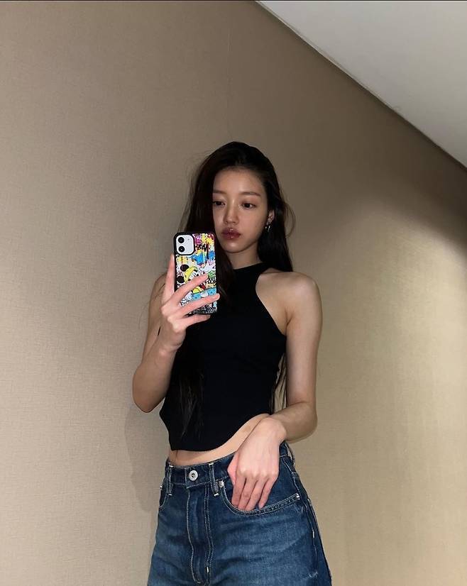 159cm키는 비율 깡패 쌩얼도 인형 같은 29세 아이돌 멤버 우월한 데님룩 스타와 패션