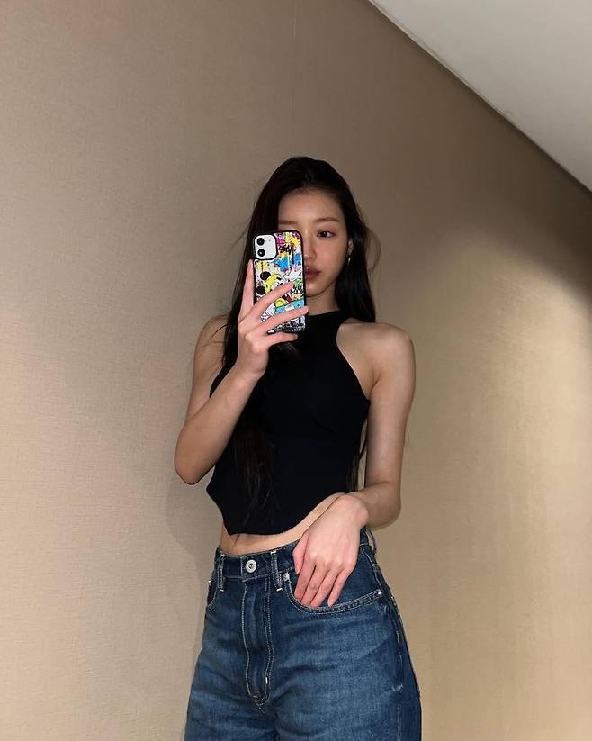 159cm키는 '비율 깡패' 쌩얼도 인형 같은 29세 아이돌 멤버, 우월한 데님룩 | 스타와 패션