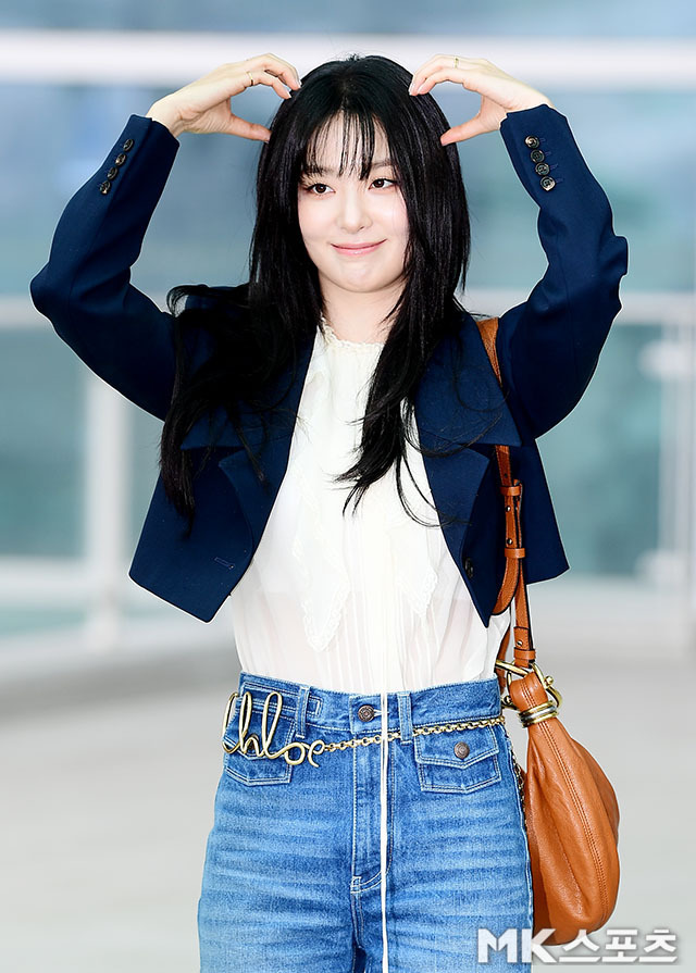 레드벨벳 슬기 봄눈 맞으며 화보 같은 출국길 9등신 완벽 청바지핏 자랑 뷰티는 내운명
