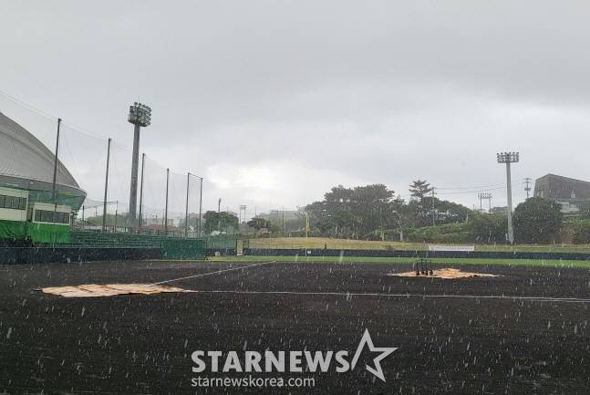'폭우→결국 우천취소', LG-SSG 선발 점검 숙제 남겼다... 오키나와 캠프 마무리 [오키나와 현장]