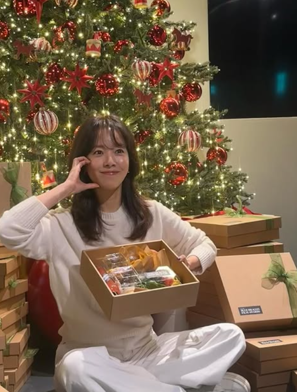 10살 연하랑 연애중인 40대가 믿기지 않는 동안 미모 여배우 올화이트룩 패션룸