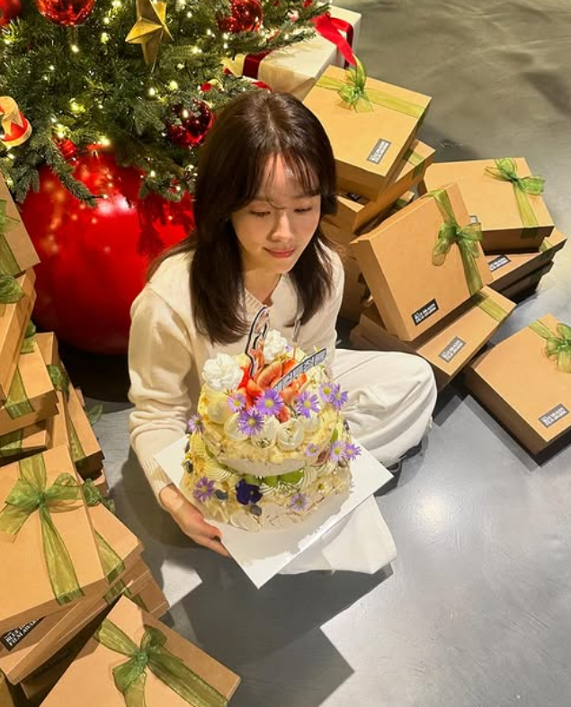 10살 연하랑 연애중인 40대가 믿기지 않는 동안 미모 여배우 올화이트룩 패션룸
