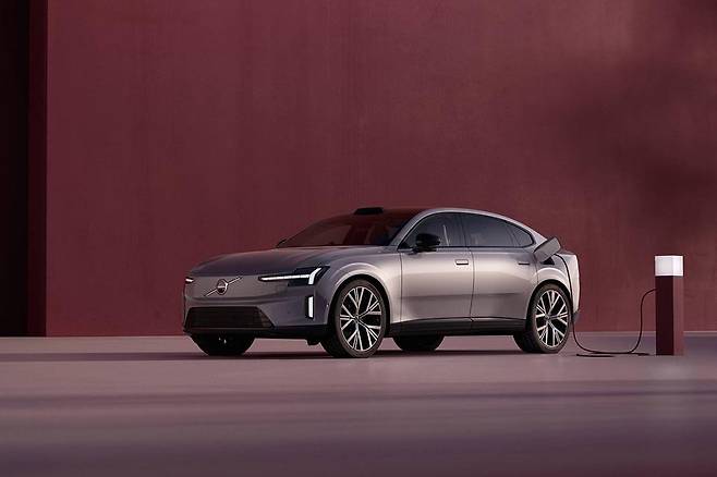 볼보차, 700㎞ 달리는 스마트 전기 세단 'ES90' 공개 | M포스트