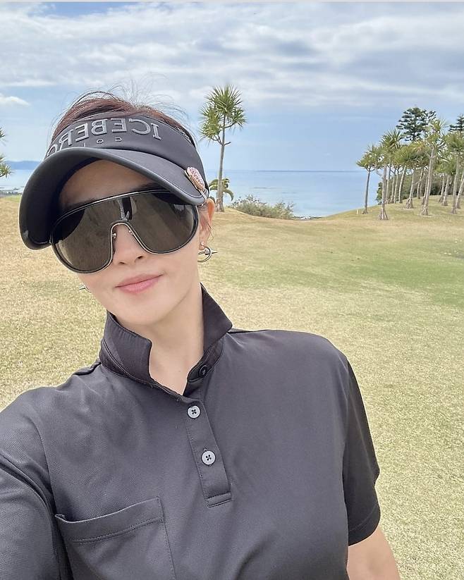김선아 51세 맞아 블랙 선바이저로 절대불변 동안 미모 뽐낸 골프장 멋녀 스포티룩 뷰티는 내운명