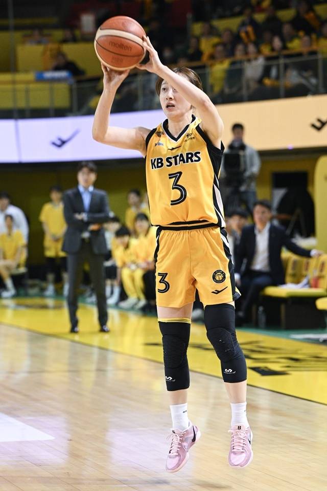 “내 역량 부족했다”…2차전 기세 이어가지 못한 김완수 KB스타즈 감독의 쓴웃음 [WKBL PO 현장]