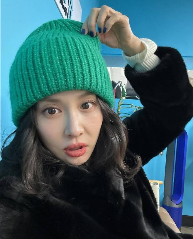 생일은 왔는데 나이는 어디로 비현실적 동안 미모의 44세 여배우 생파 바캉스룩 스타와 패션