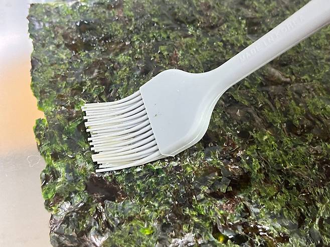 김 그냥 굽지 마세요 이것으로 10배 고소한 김 굽는 법 텐꿀팁