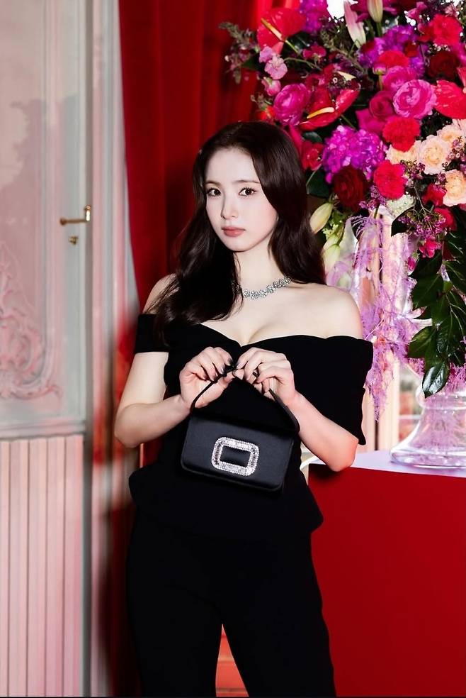 신세경 에펠탑이 질투해 눈부신 인형미모 뽐낸 다이아 한 스푼 오프숄더 드레스룩 뷰티는 내운명